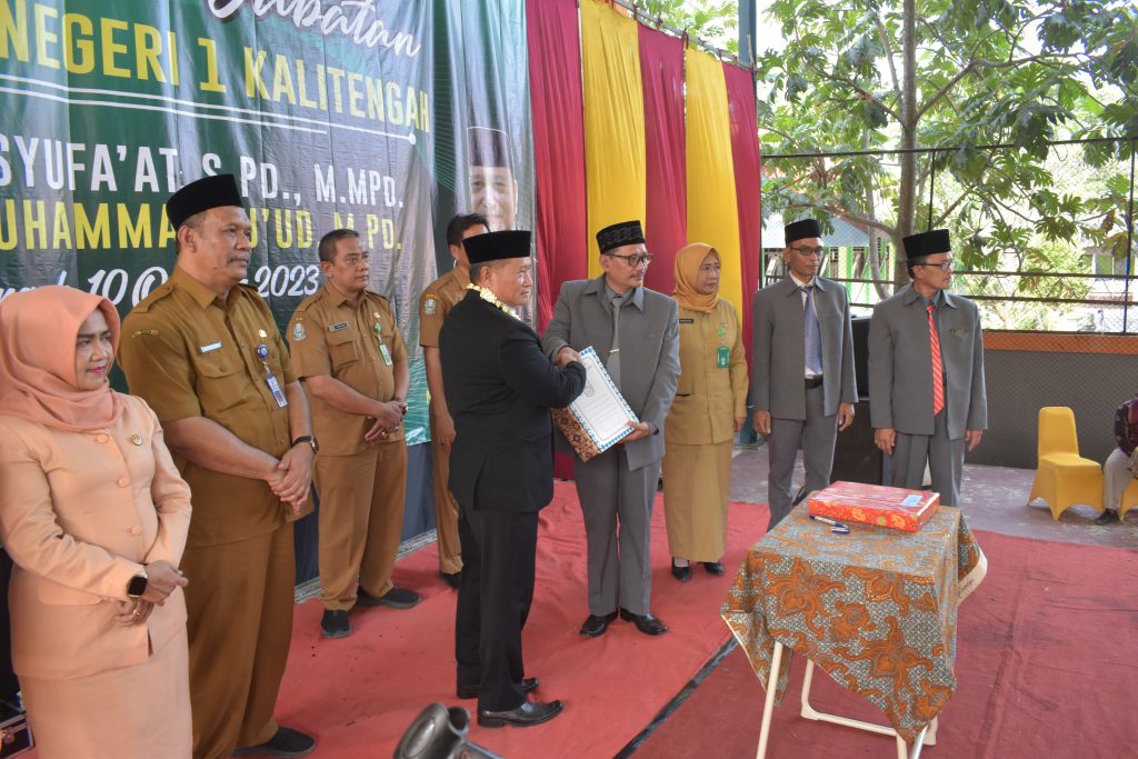 Serah Terima Jabatan Kepala SMK Negeri 1 Kalitengah dari Bapak Syufa’at, S.Pd., M.Pd. Ke Bapak ...